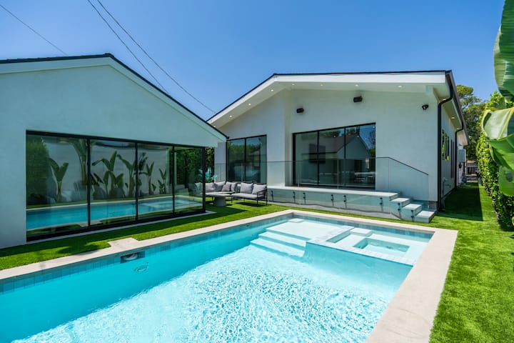 Modern Poolside Paradise In Sherman Oaks - San Fernando, CA