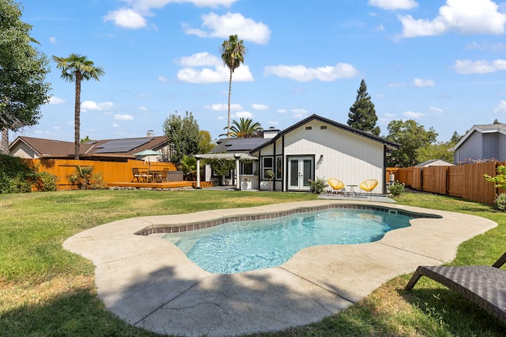 East Roseville Poolside Oasis - Citrus Heights, CA