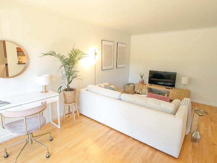 Upgraded Urban Chic Condo With Balcony - Lumen Field