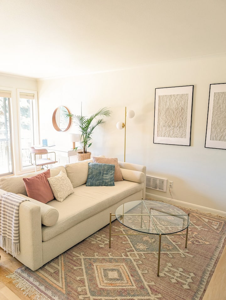 Upgraded Urban Chic Condo With Balcony - Seattle, WA