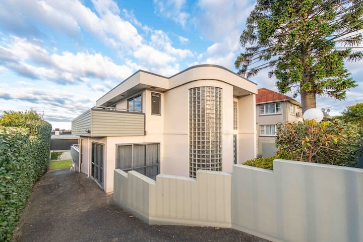 Remuera Elegance - Spacious & Stylish 6-br House - Auckland