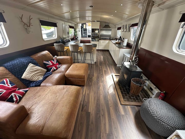 Selene - Luxury Houseboat Experience - Woking