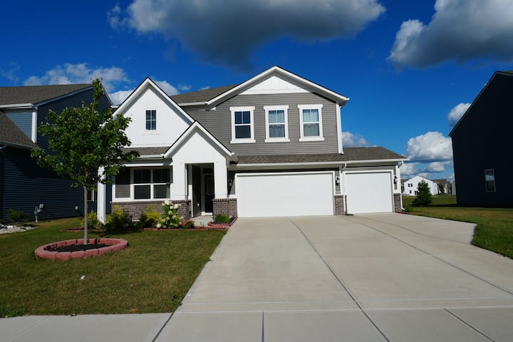 Spacious Lakeview Home 3br - Pendleton, IN