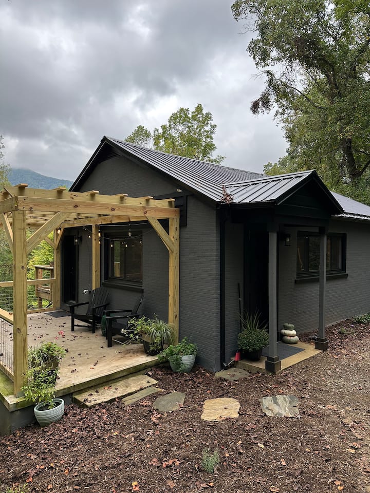 The Hidey-hole:
A Gem Of A Getway Close To Floyd - Virginia