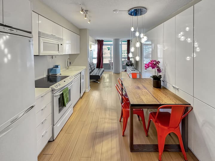 2 Bedrooms | 6min Walking >Cn Tower | Free Parking - Toronto