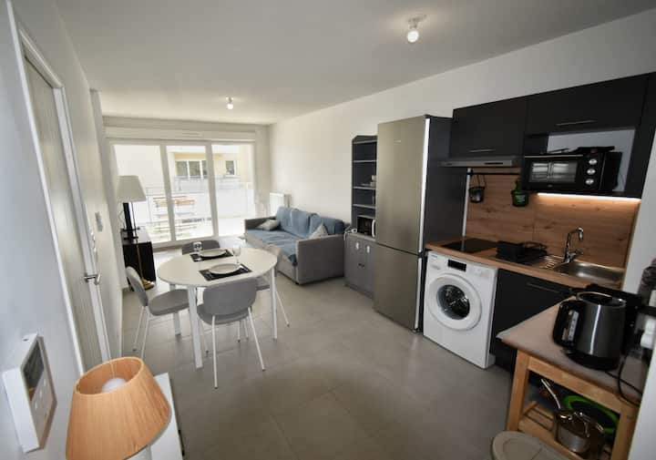 Apartment In A Quiet Corner 300m From Ramparts - Gare TGV - Avignon