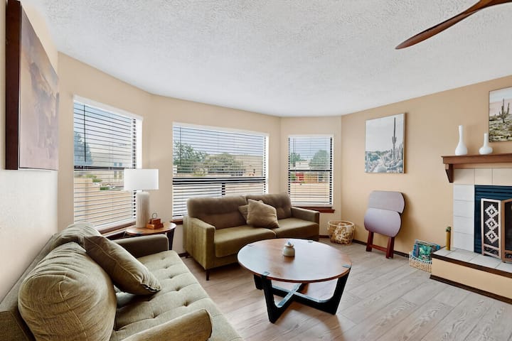 Clay & Cactus-hottub-firepit-gameroom-home- Sleep9 - Albuquerque, NM