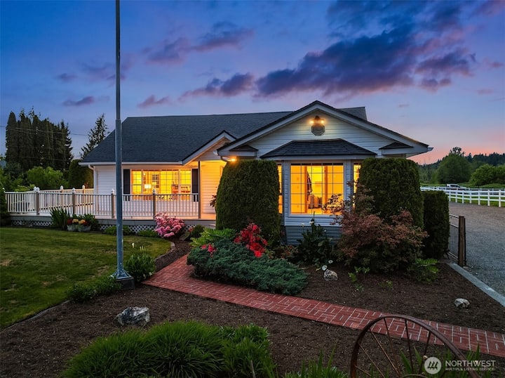 Snohomish 10+acre 5br Farmhouse | Hot Tub & Pond - Monroe, WA