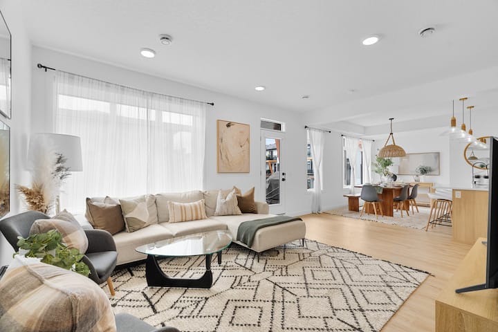 The Zen Den: 3 Br Brand New, Garage, Ac, Bbq - Calgary