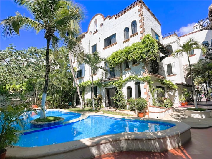 Poolside Living 2brm Steps From Beach & 5th Ave - Playa del Carmen