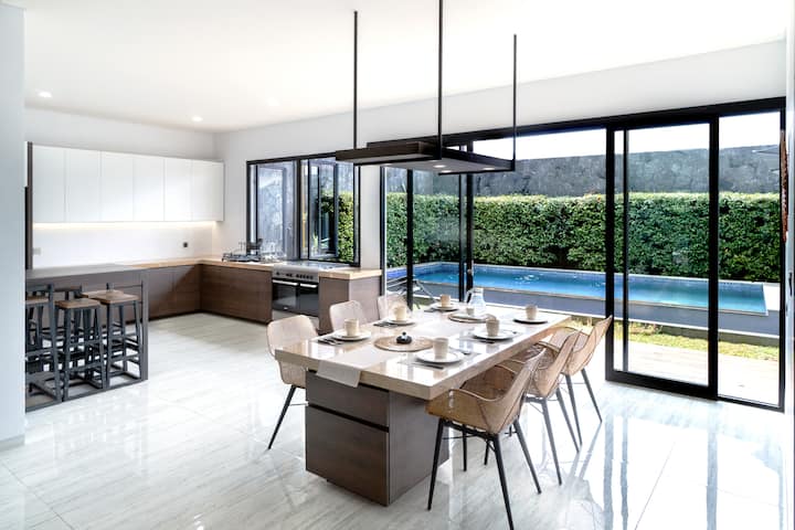Villa In Bandung With Swimming Pool, Netflix & Bbq - Bandung