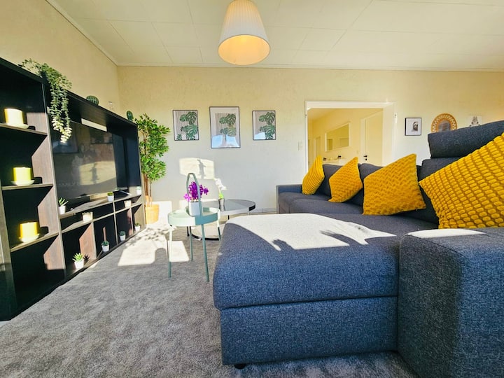 Chic Urban Stay 2br With Parking - Luxembourg