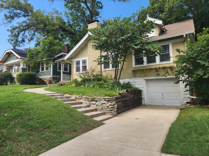 Bungalow In Highly Sought After Area - Kansas City, MO
