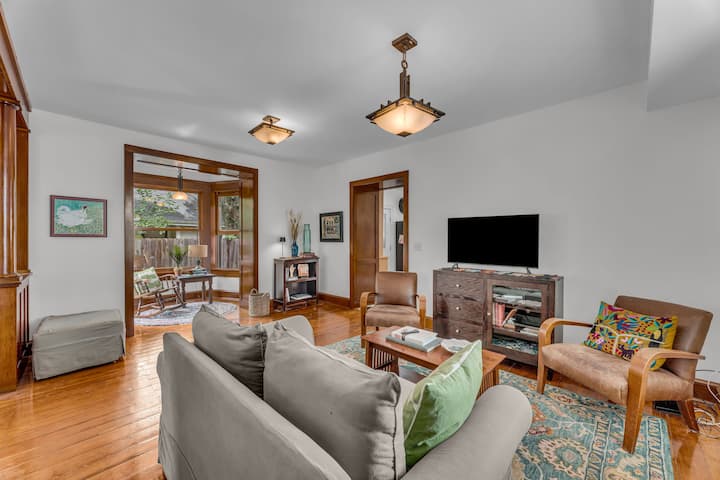 Downtown Red Brick Retreat - 勞倫斯郡
