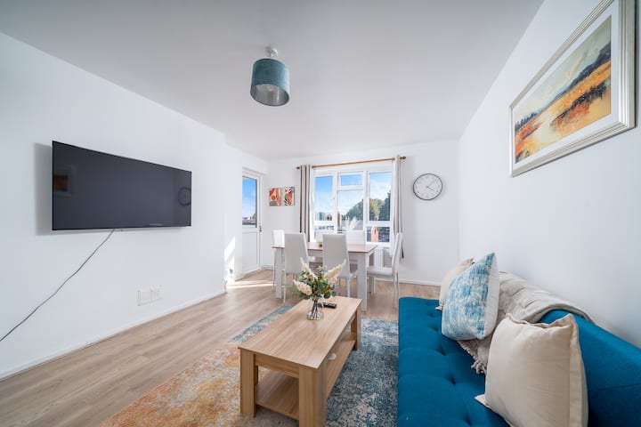 Light-filled 2br | King + Twin | Slough Gem - Slough