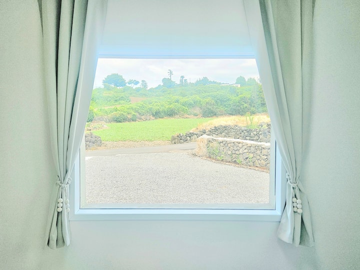 퐁낭에염(안뜰 자쿠지숙소) - Jeju-si