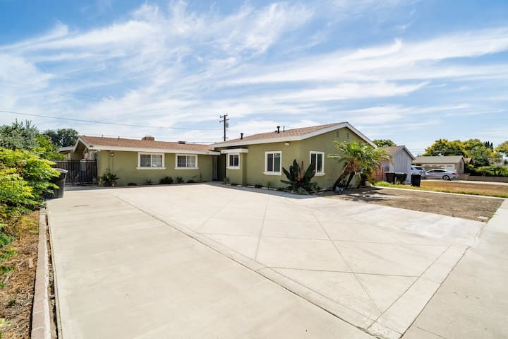 Traveler - Vacation
5 Mins To Disneyland Anaheim - Anaheim