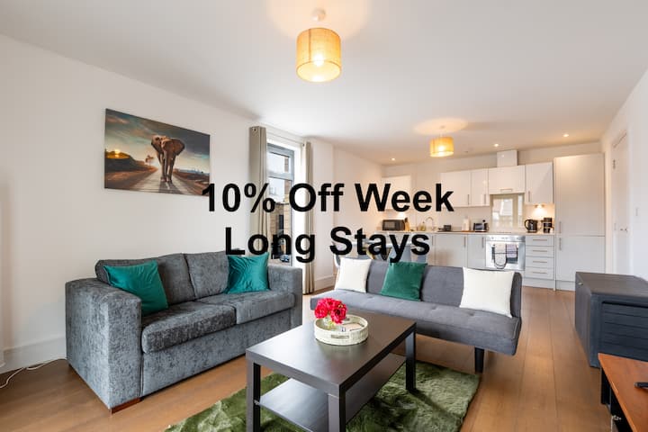 Free Fast Wi-fi, Netflix & Large Lounge & Balcony! - Slough