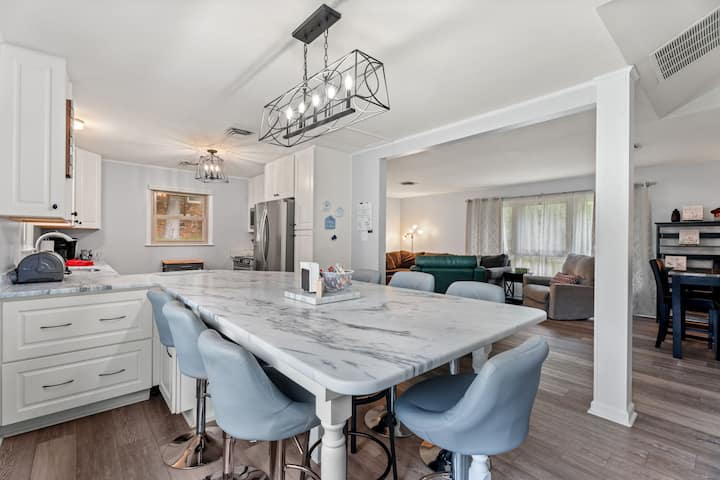 5 Min To Hpm/hpu | Pool | Sleeps 8 - High Point, NC