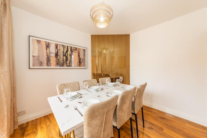 Berkshire Spacious 4-bed | Family & Free Parking - Reading