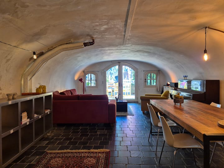 Unieke Utrechtse Werfkelder Aan De Oudegracht - 烏特勒支