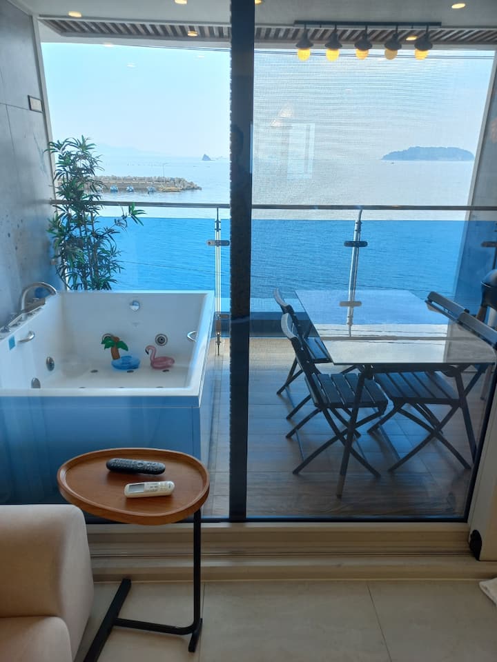 [거제풀빌라스테이A301]두모몽돌해변1분거리/뷰맛집/스파펜션/넷플릭스/무료주차 - 웅동2동