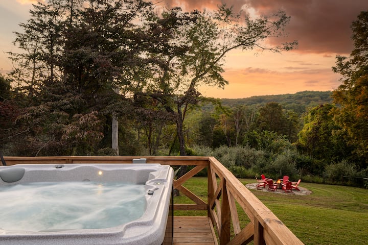 Hot Tub Cabin Near Trout Pond | Fire Pit & Views - West Virginia