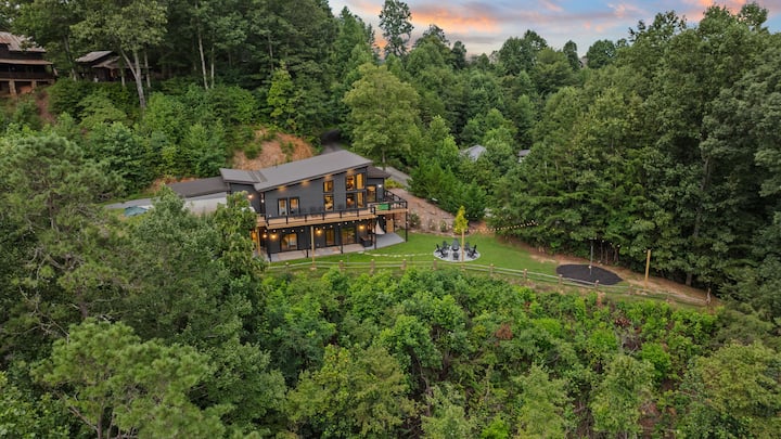 New! Luxury Cabin | Views • Hottub • Theaterarcade - Bryson City, NC