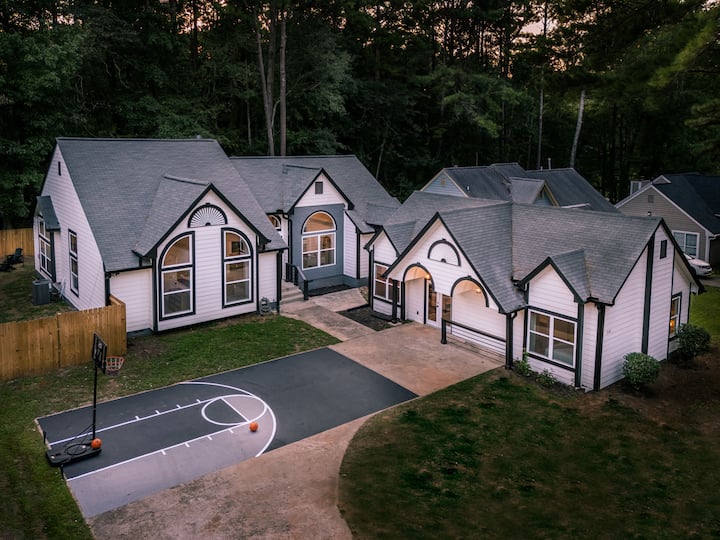 The Atl Abode: Pool, Minigolf, Fire Pit, Game Room - Atlanta