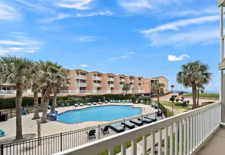 Seaside Family Retreat | Beachfront + Walk To Sand - Moody Gardens, Galveston
