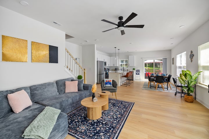 Modern 4br Home | Hot Tub • Game Room • Fenced - Charlotte