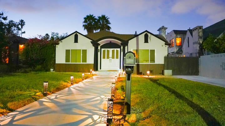 Luxury 5br Home In K-town W/ Hot Tub Near Beverly - West Hollywood, CA