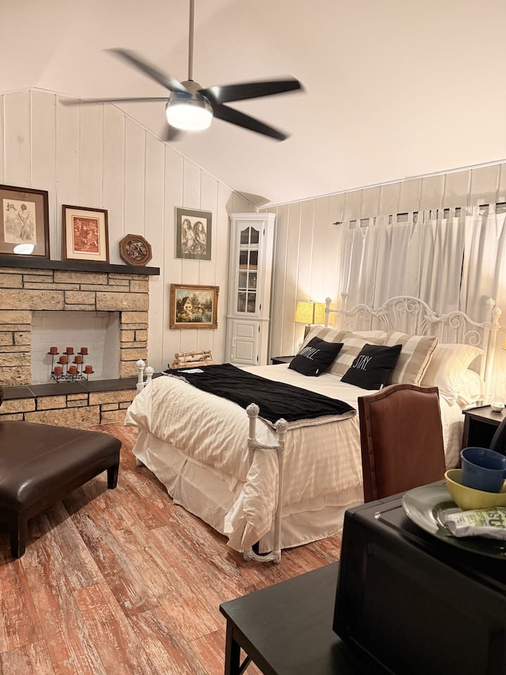 Private Room In Burbank Home - Burbank, CA