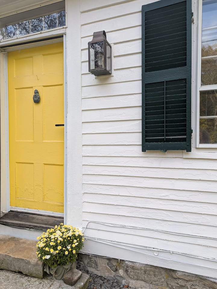 Yellow Door: Welcoming Couples & Solo Guests - Grafton, VT