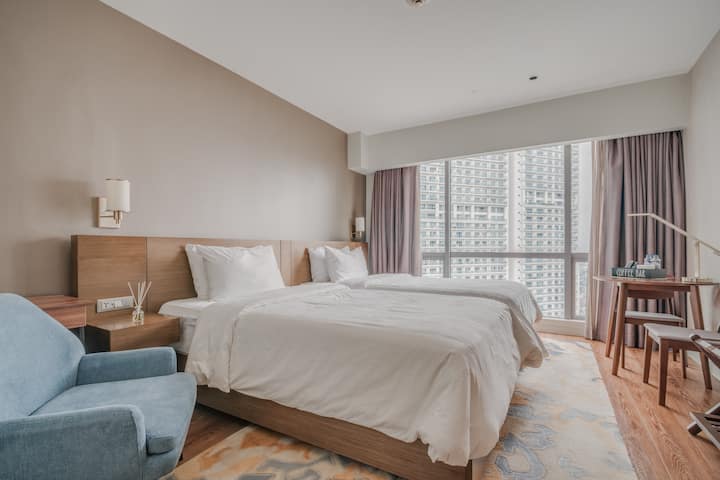 Poblacion Rockwell Stay | Pool + Netflix At Acqua - Manila