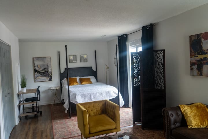 Modern Stay ~ Centrally Located - Huntsville, AL