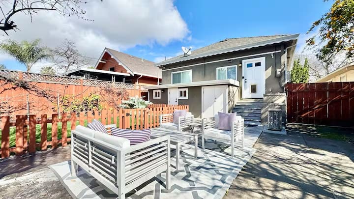 Modern 2 Br | Unwind In A Prime Location + Parking - San Jose