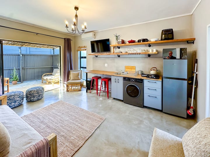 Spacious 2 Bedroom Apartment With Covered Patio - Western Cape