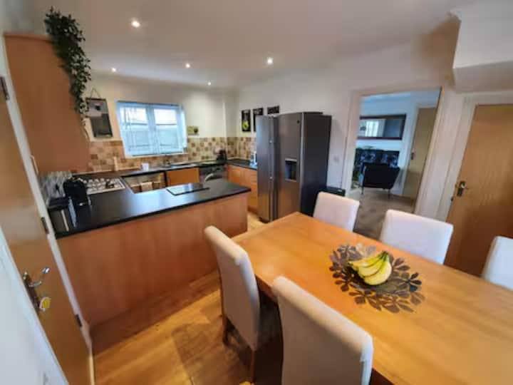 Family 3 Bed Home-free Parking-station-gym-garden - Exeter