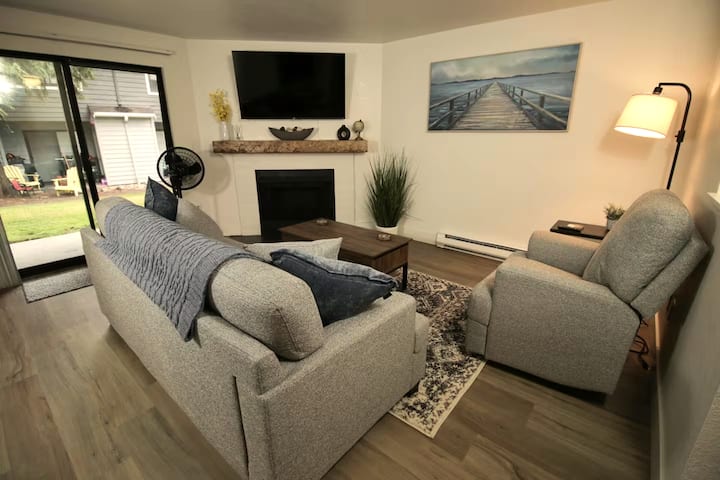 *New * Stylish Retreat In Gated Lakeside Community - Puyallup, WA