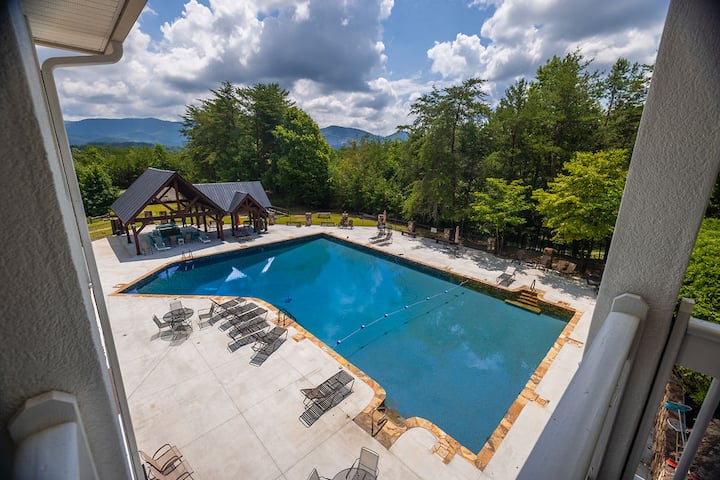 The Best Views • Large 2br/3ba + Resort Pool - Ellijay, GA