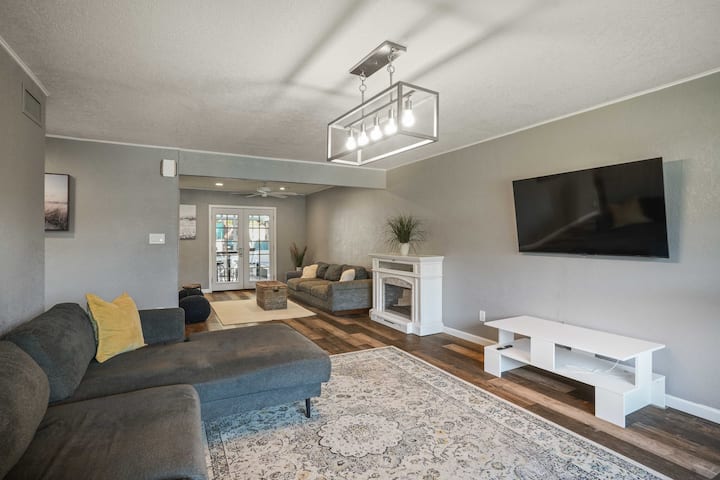 New Modern & Cozy Living In Santa Clarita - Santa Clarita, CA