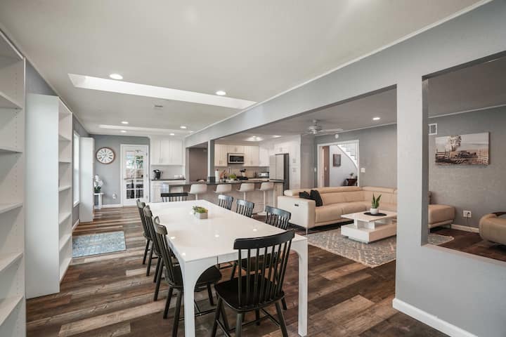 Modern & Cozy Living In Valencia - Santa Clarita, CA