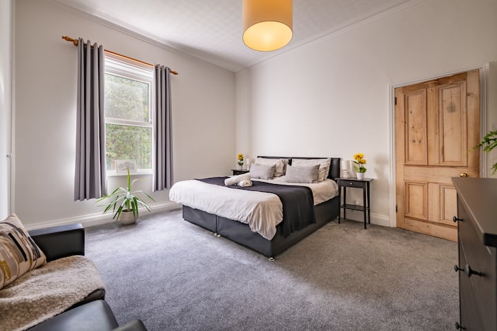 Elegant 4-bed Home – Extra Sleeping & Central Spot - Leeds