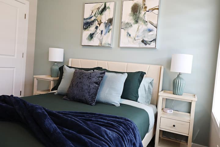 Edgemont Getaway Upstairs | King Bed, Garage, Wem - Edmonton