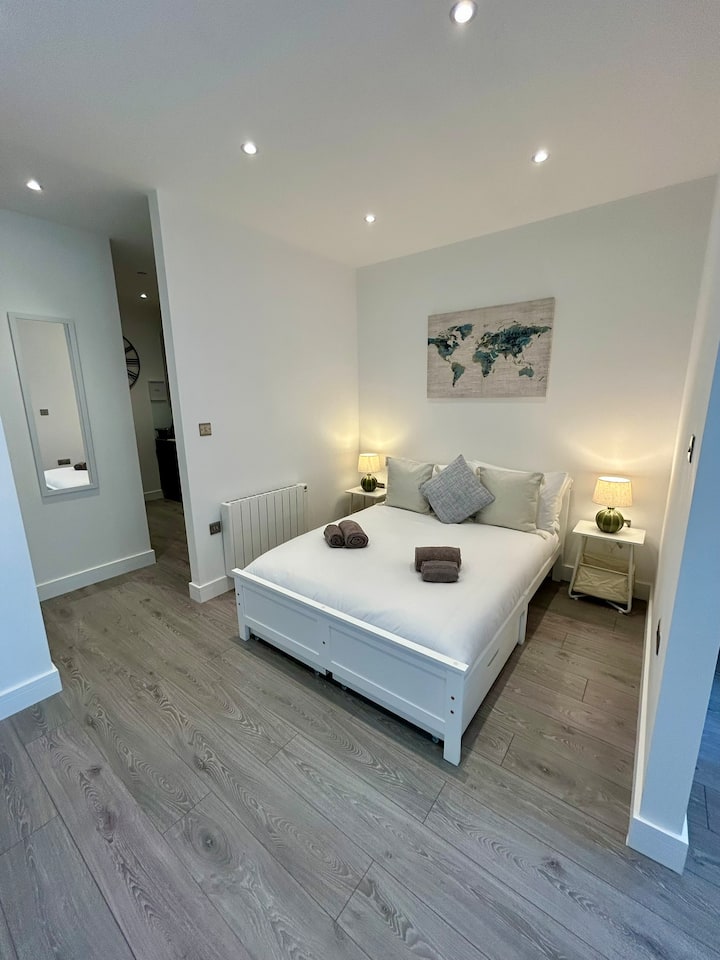 Stylish 1 Bed Apt W/ Parking 5 Mins From M25 - Staines-upon-Thames