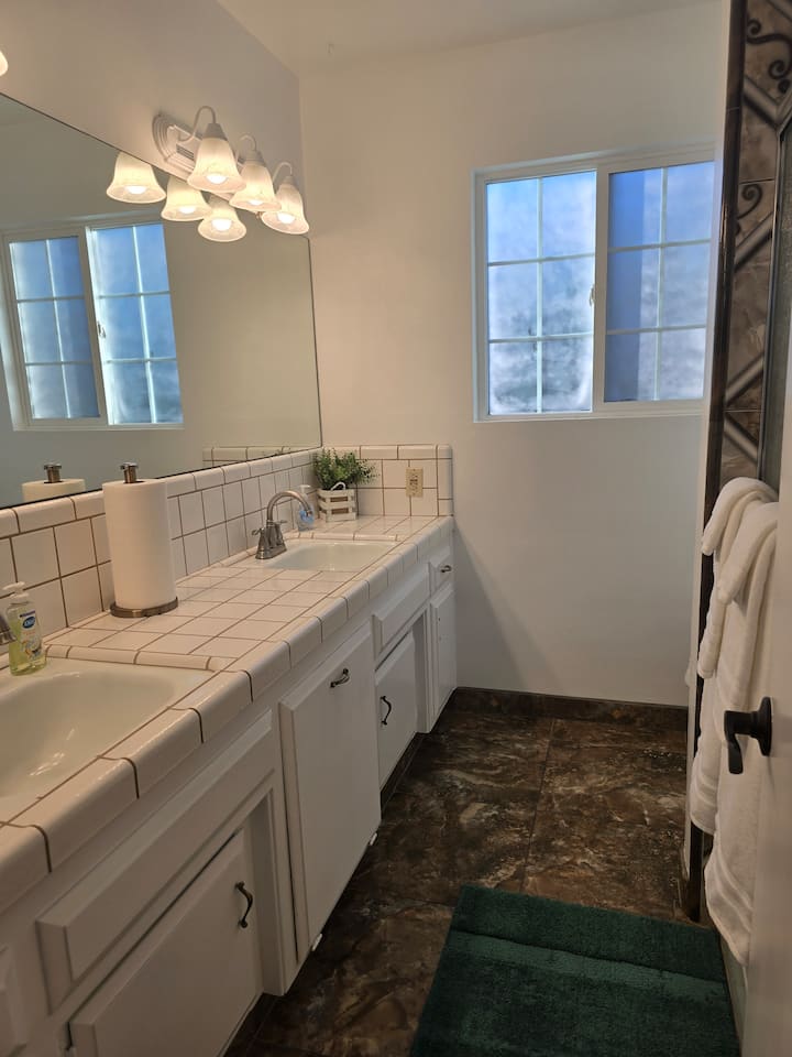 Casa Tropical With A Hot Tub - Bakersfield, CA