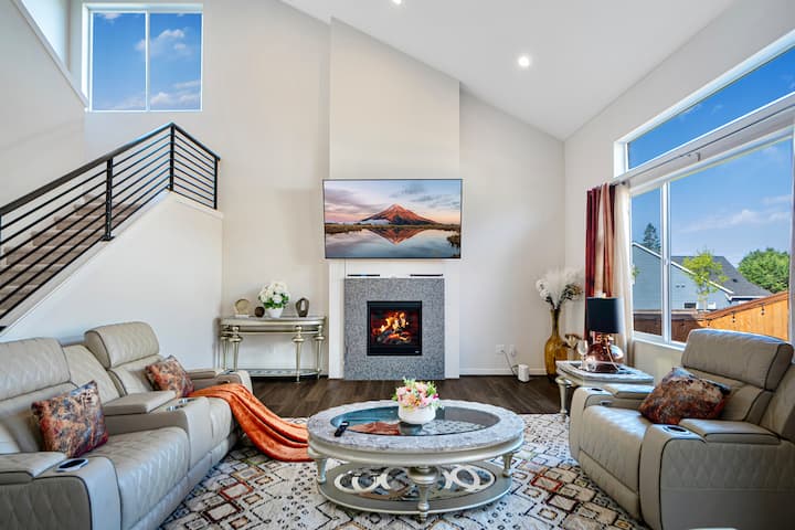 16. Designer Villa: Primary Ensuite On Main Floor - Marysville, WA