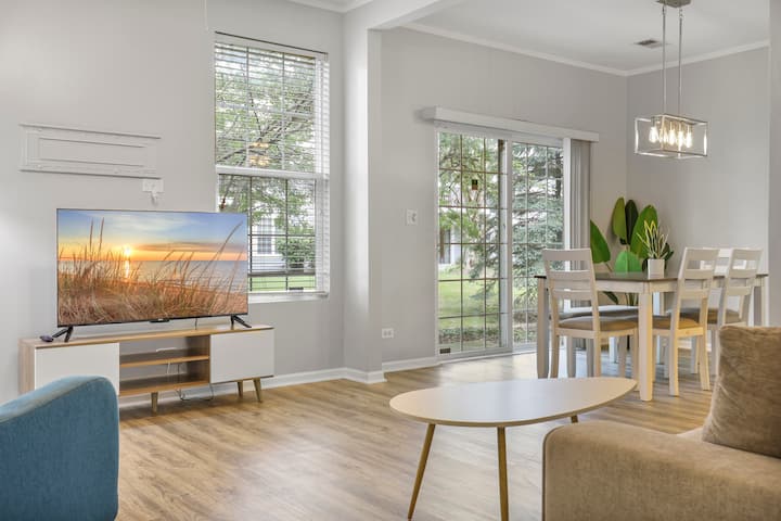 Golden: Sleeps 8, 2.5 Baths! - Naperville, IL
