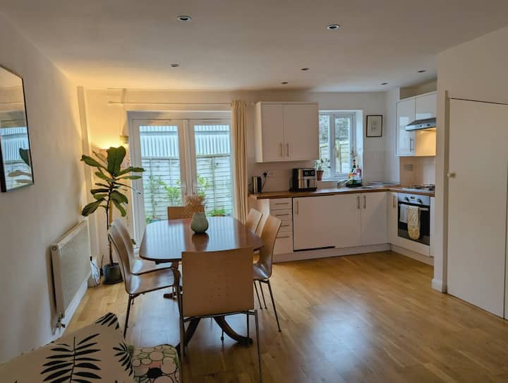 Central & Sunny Spot - Brighton Station